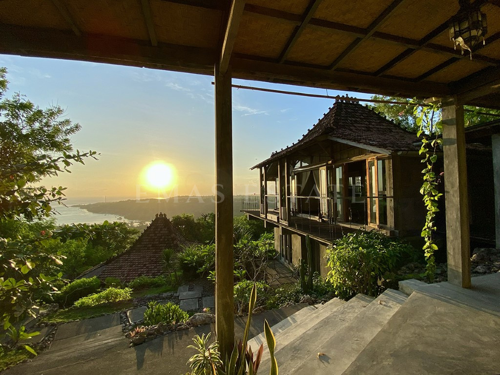 Jugalo-Style 3-Bedroom Villa with Mount Agung Sunset Views in Nusa ...